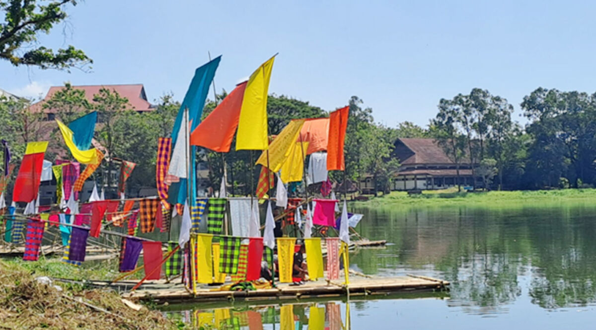 33 Rakit Bambu Hias Siap Angkut Kaddo’ Minnya’ Lomba Mengitari Danau ...